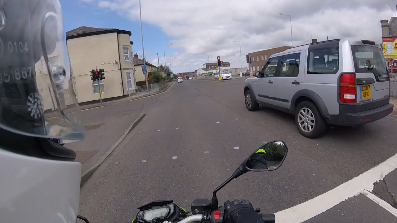 CX07UFE Driver jumps red light, A59 Ring Way, Preston, Lancashire - YouTube