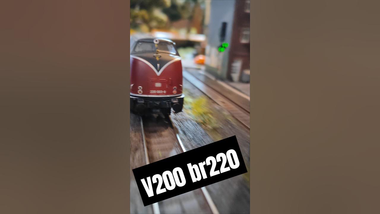 V200 br220 mit Mitteleinstiegswagen und Hasenkasten. #modelleisenbahn #v200 #br220 #modellbahn ...