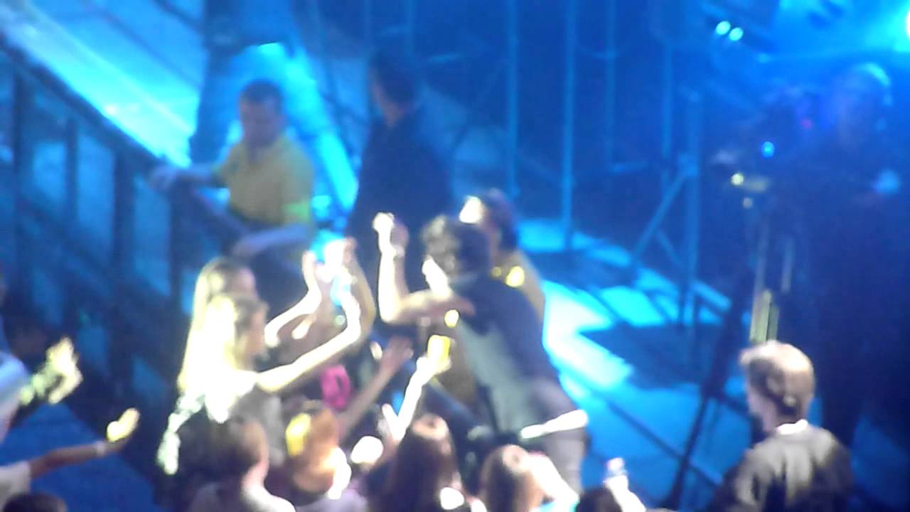 One Direction She's Not Afraid Live- Jumping off stage (720p) - YouTube