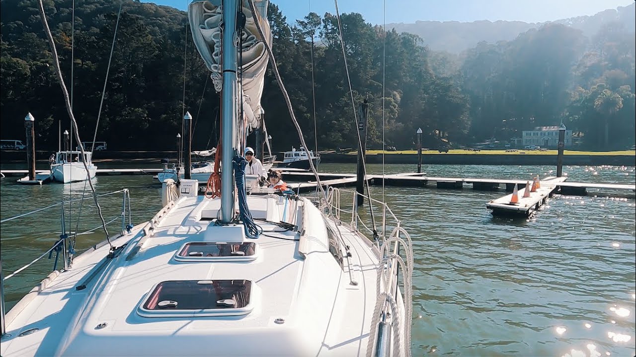 Dealing with Prop Walk and Undock in Tight Spaces - YouTube