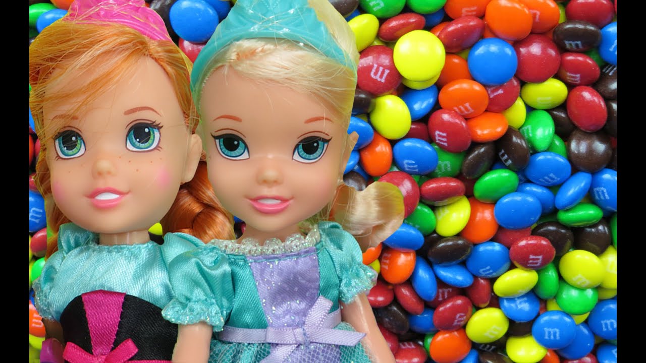CANDIES ! ELSA & ANNA toddlers have fun sliding, hiding, jumping ...
