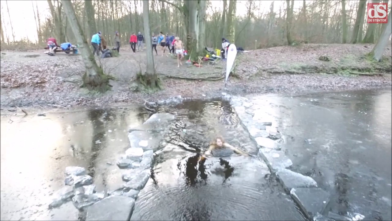 Zwemmen in IJswater - YouTube