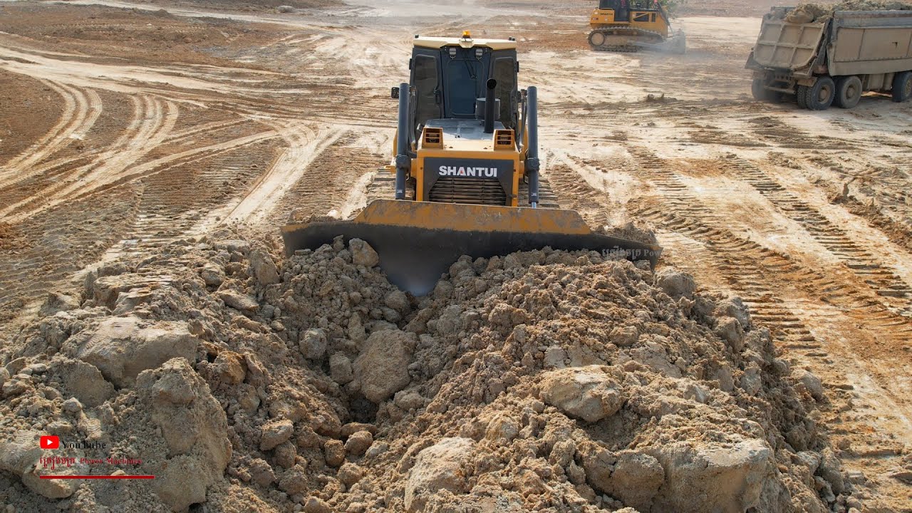 Stronger Power Shantui Dozer Pushing Machinery Heavy Equipment Truck ...