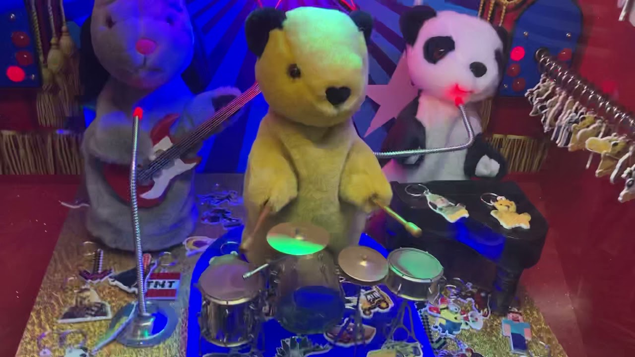 Sooty arcade puppet show machine (not a kiddie ride video) - YouTube
