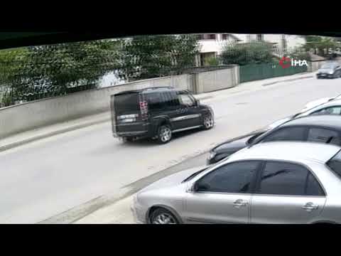 Seyir halinde kopan teker otomobile çarptı! O anlar kamerada