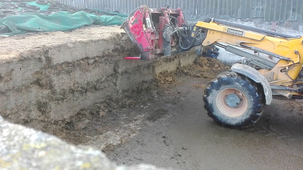 Grabbing silage with jcb 310s and redrock grab. - YouTube