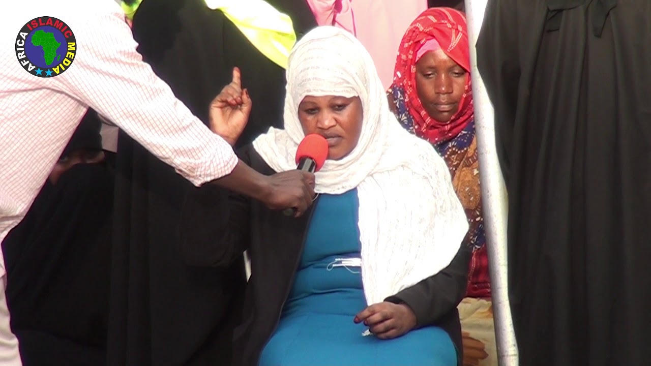 Wasichana wawili wakikiristo waislimu pamoja [[ isli nairobi kenya ...