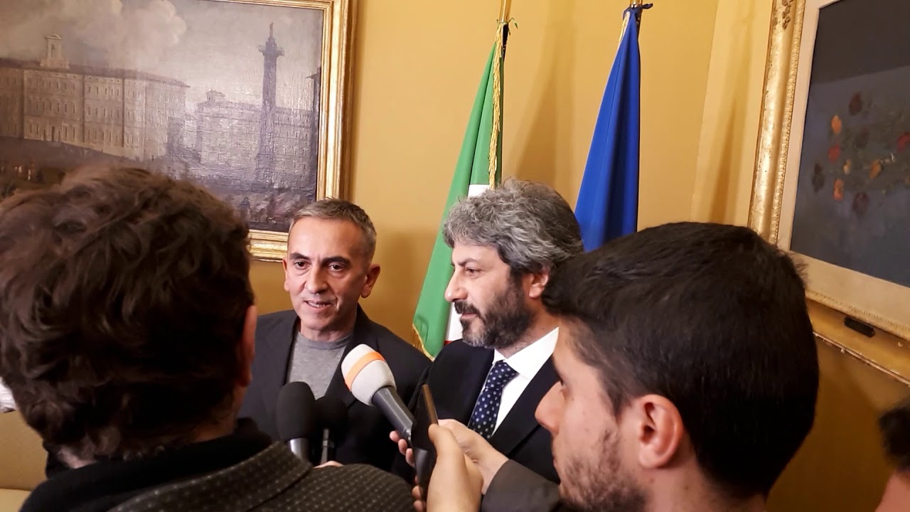 Roberto Fico incontra Denis Cavatassi dopo il ritorno in Italia - YouTube