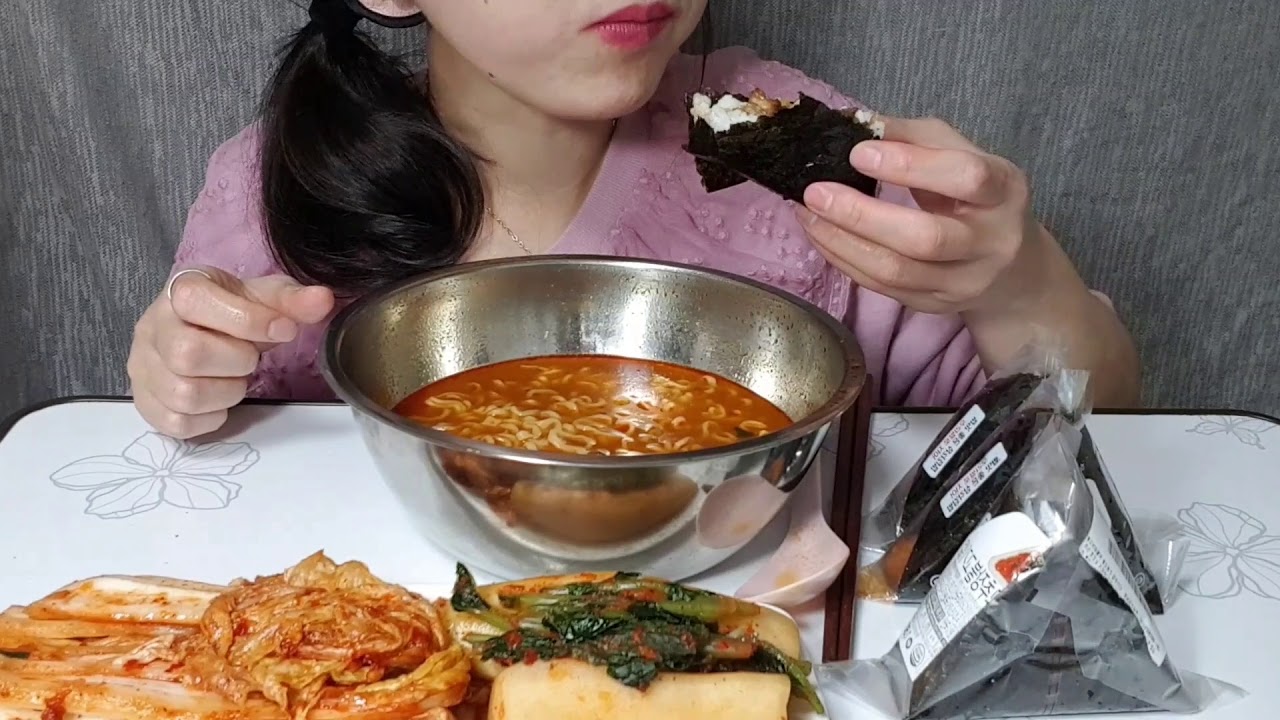 진라면 매운맛 삼각김밥 먹방 저렴하고 가성비 좋은 라면^0^Jin Ramen gimbap Food-eating ...