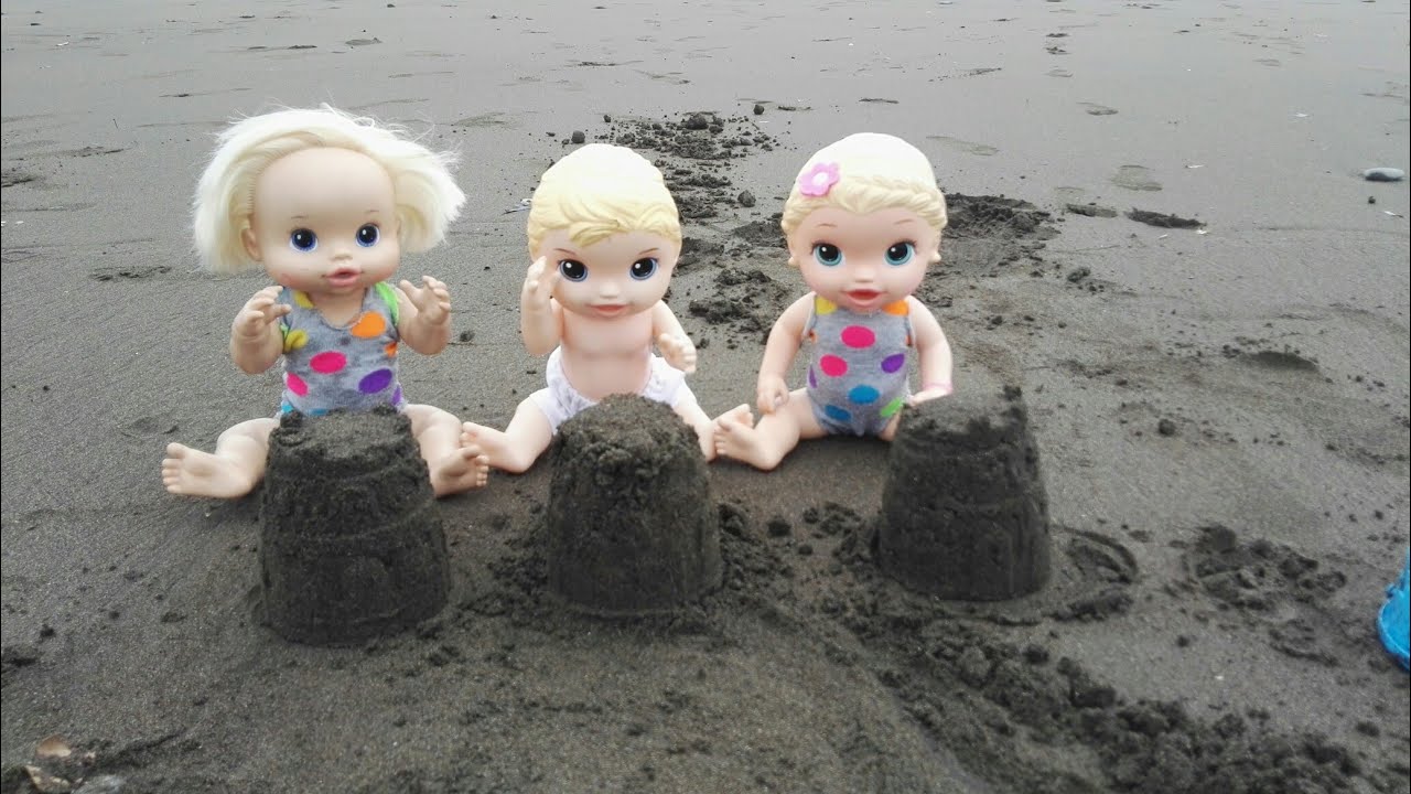 BABY ALIVES AT THE BEACH!! - YouTube