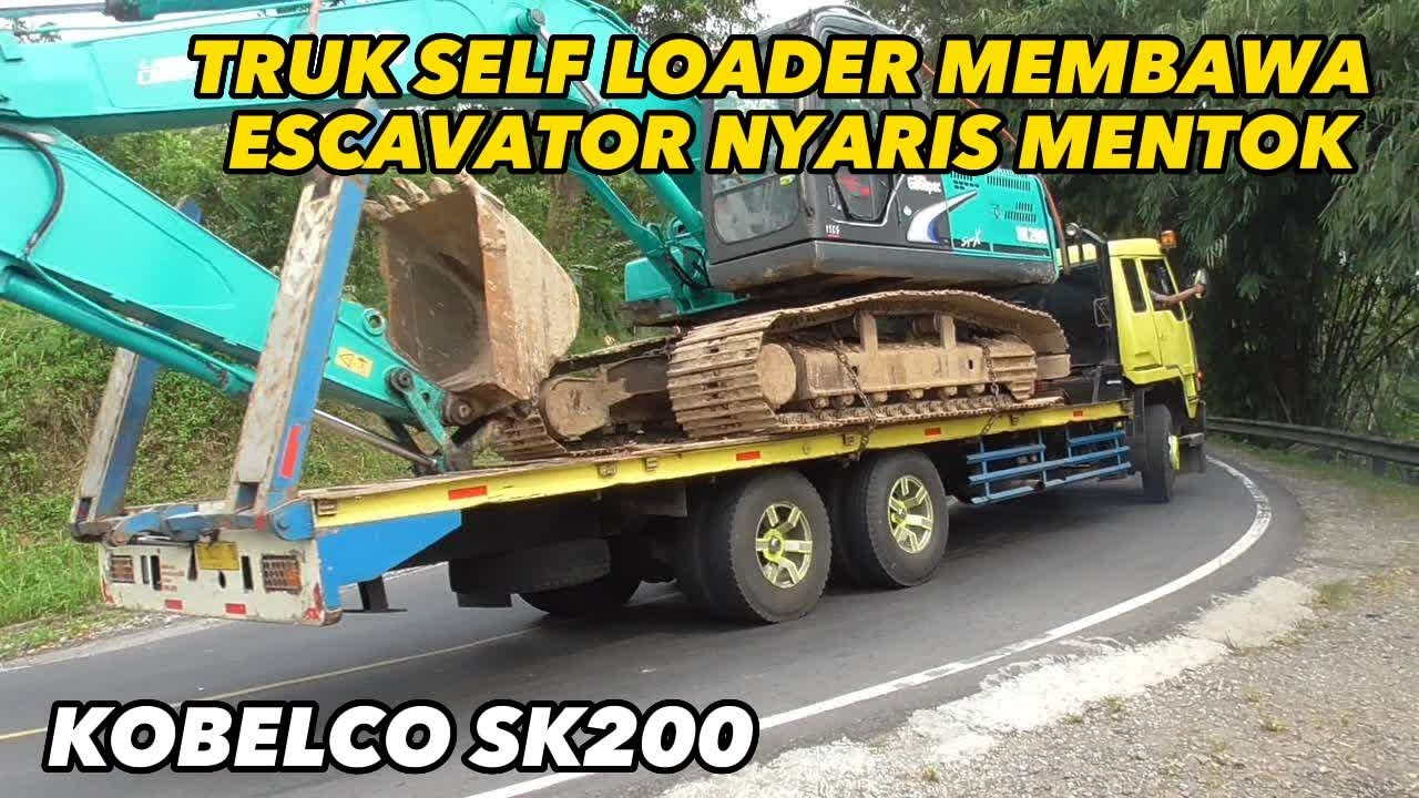 TRUK SELF LOADER MEMBAWA ESCAVATOR SK200 AMPIR MENTOK DITIKUNGAN ...