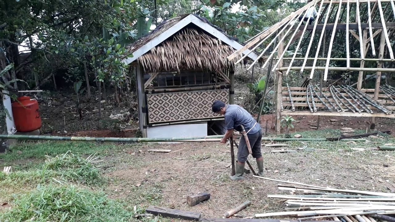 Belah Bambu secara tradisional - YouTube