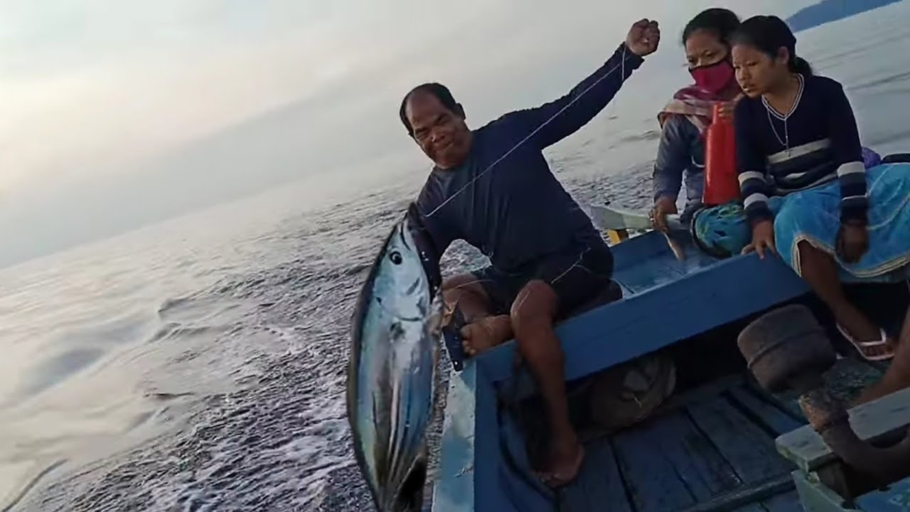 || Trolling || with Baited Line along a Boat || Traditional Fishing ...