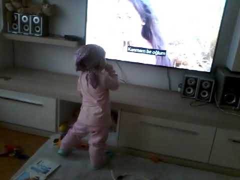 Televizyonda hipnotize olan kız