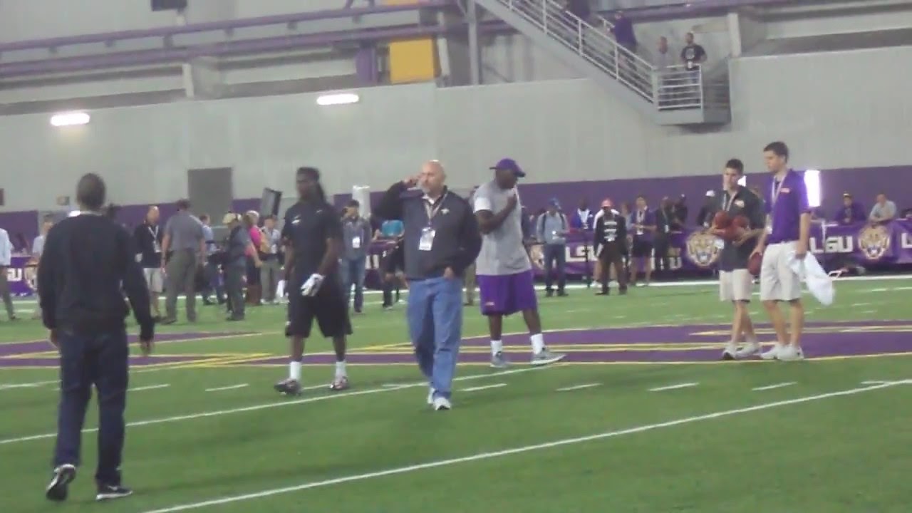 Former New England Patriots Rohan Davey throws some passes during LSU ...