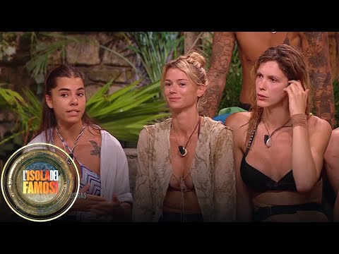 L'Isola dei Famosi - Il confronto tra Chiara Balistreri e Carly Tommasini