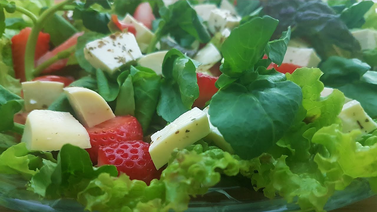 SALADA VERDE COM MORANGOS REFRESCANTE E LEVE + ( Molho Delicioso) - YouTube