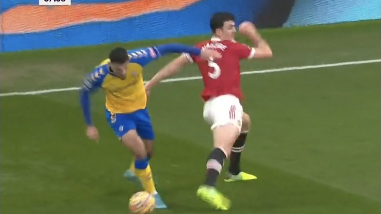 Harry Maguire’s no look funny defending against Southampton (MUN1-1SOU ...