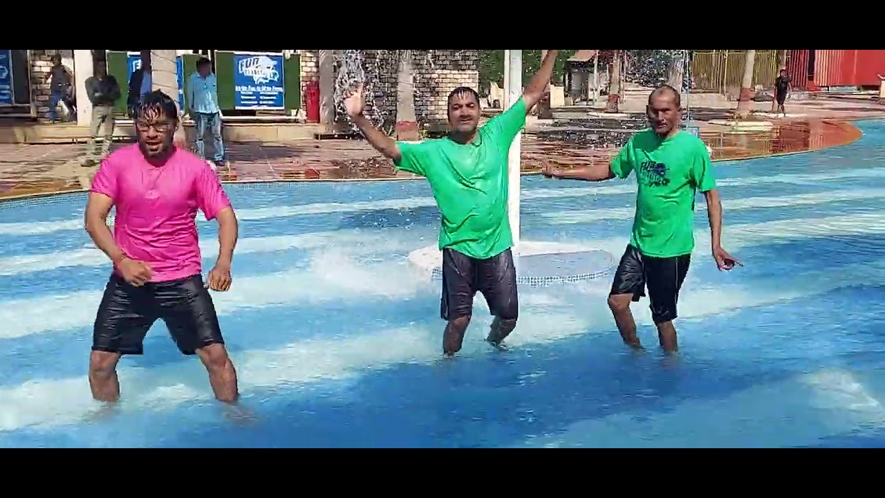 Funny Dance at WaterPark - YouTube