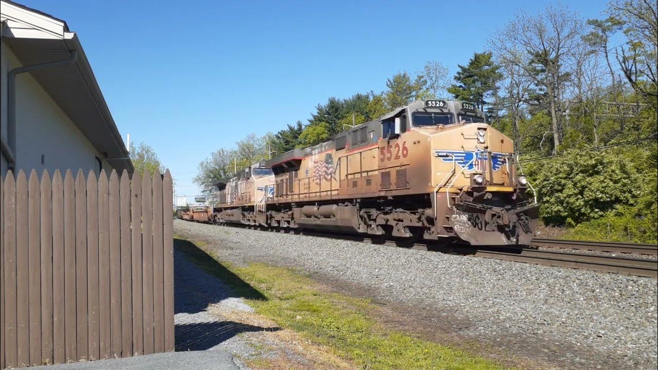 UP 5526 leads an intermodal train in Wyomissing, PA (288 with UP) - YouTube