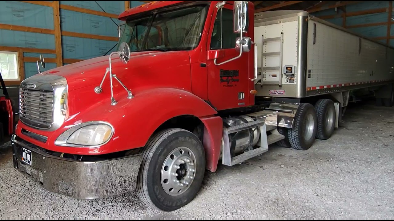 Some red paint for the farm. New to me freightliner - YouTube