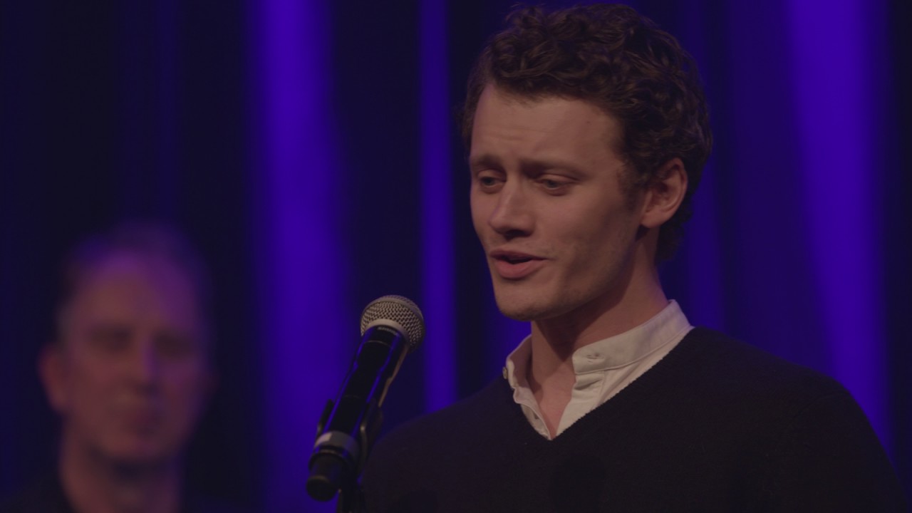 SHAUN MCCOURT sings No Disguise at Daniel and Laura Curtis Live - YouTube