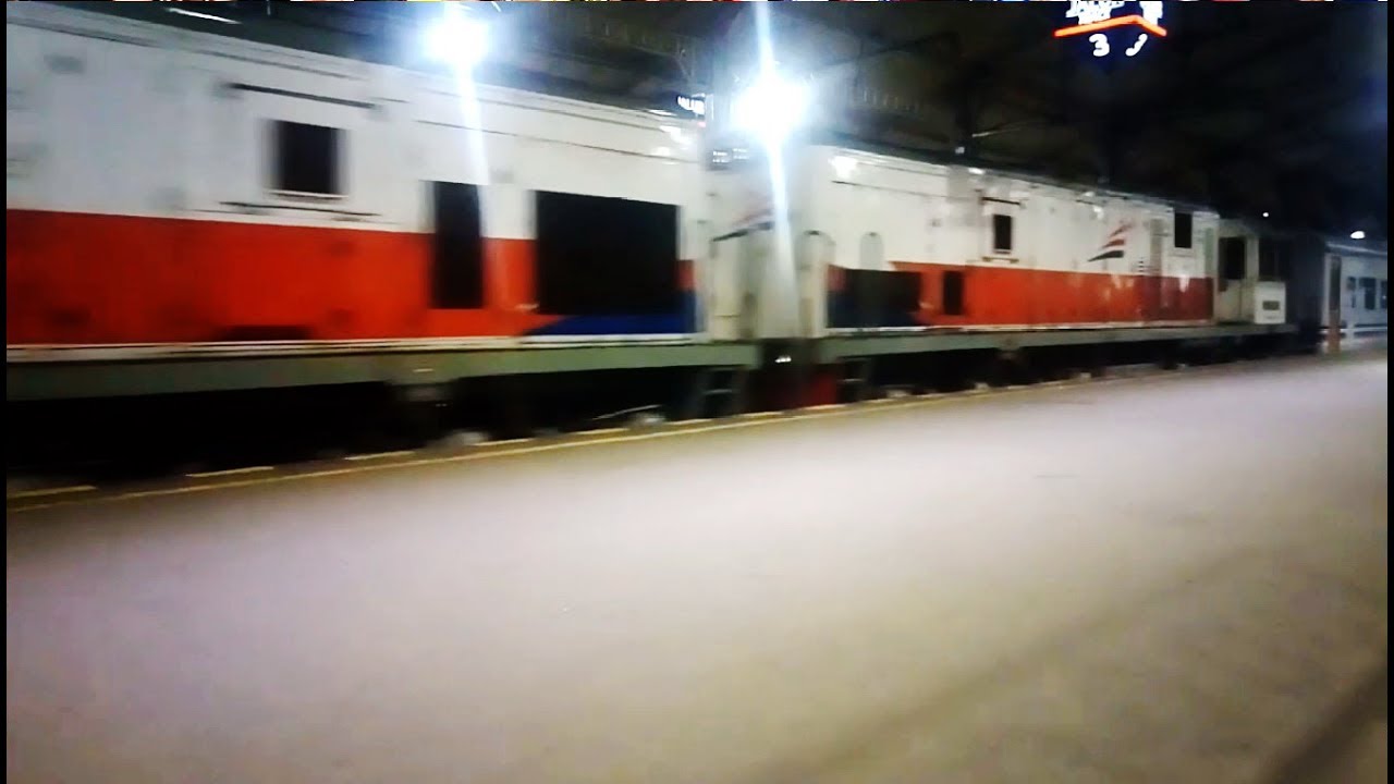 LOKOMOTIF DI TARIK LOKOMOTIF / KEDATANGAN KERETA API EKONOMI DI STASIUN ...