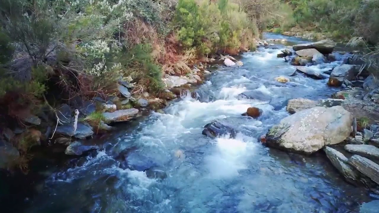 Volando sobre el rio Alto Ceira - YouTube