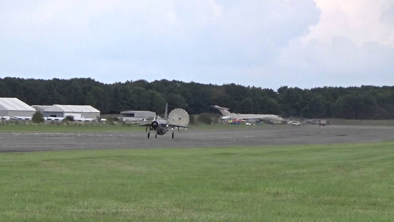 English Electric Lightning F6 XR728/JS fast taxi & chute - YouTube