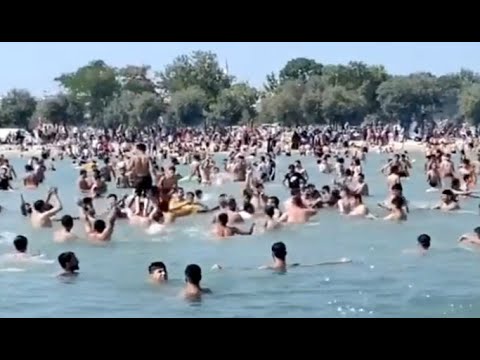 Suriyeliler deniz eğlencesi dikkat çekti!