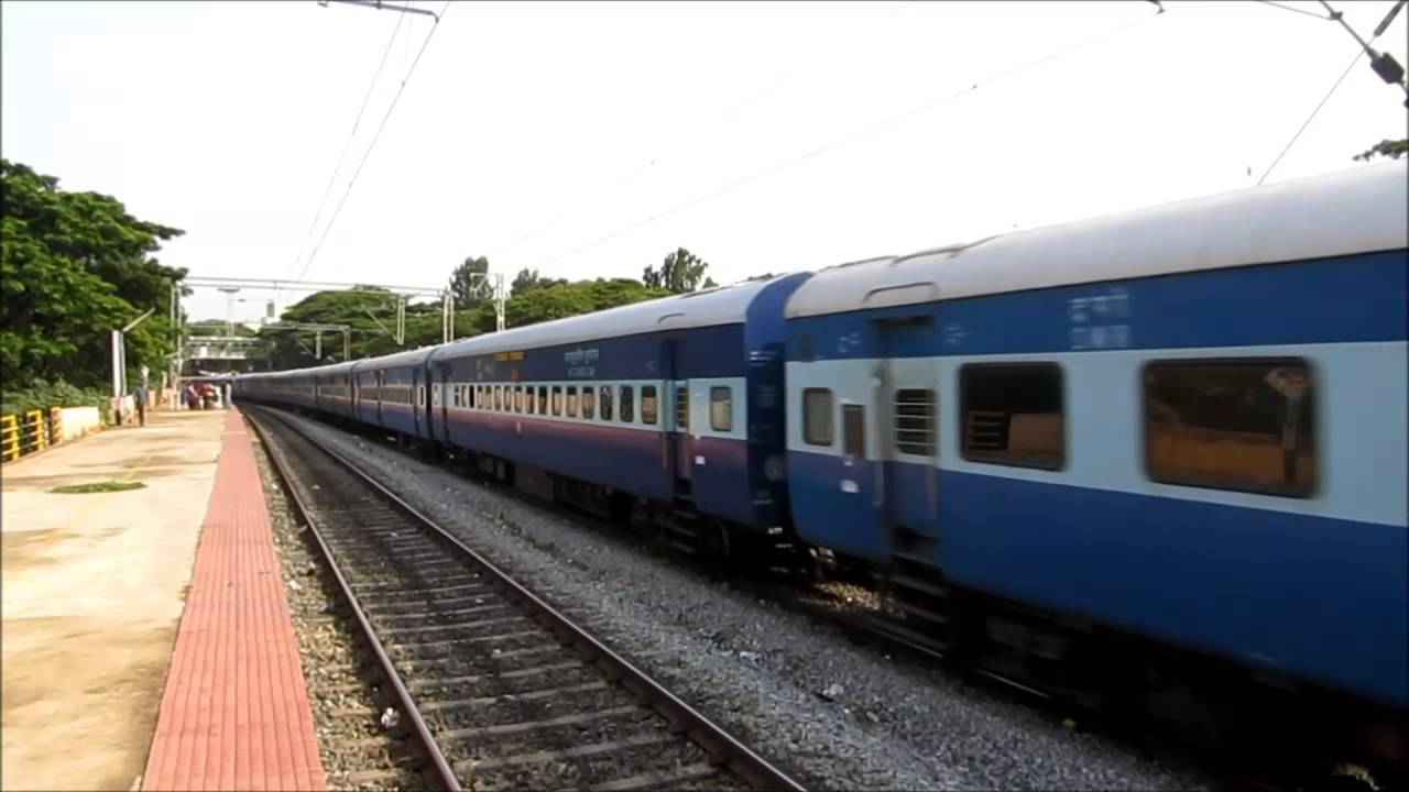 LGD WAP7 30250 smoothly accelerates through Bangalore East - YouTube