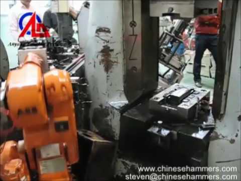 forgeage robot et CNC processus de forge forgeage marteau machine ...