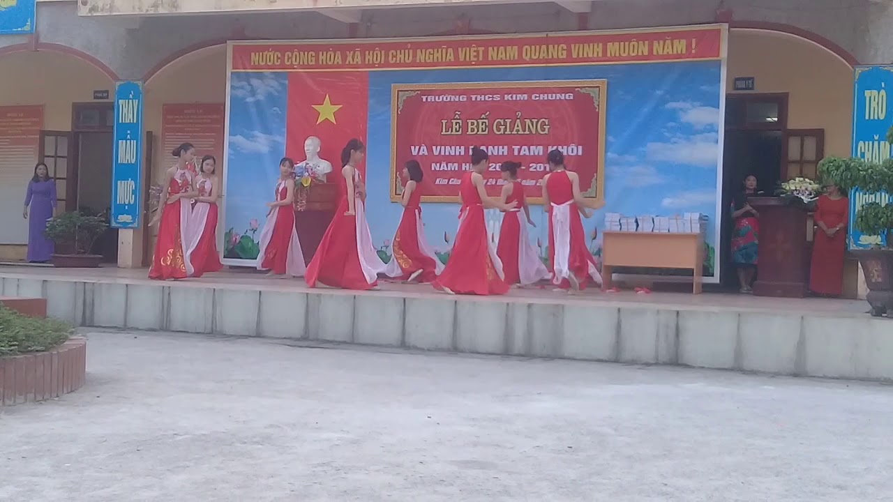 Lễ bế giảng trường THCS Kim Chung| Bài múa "son" - YouTube