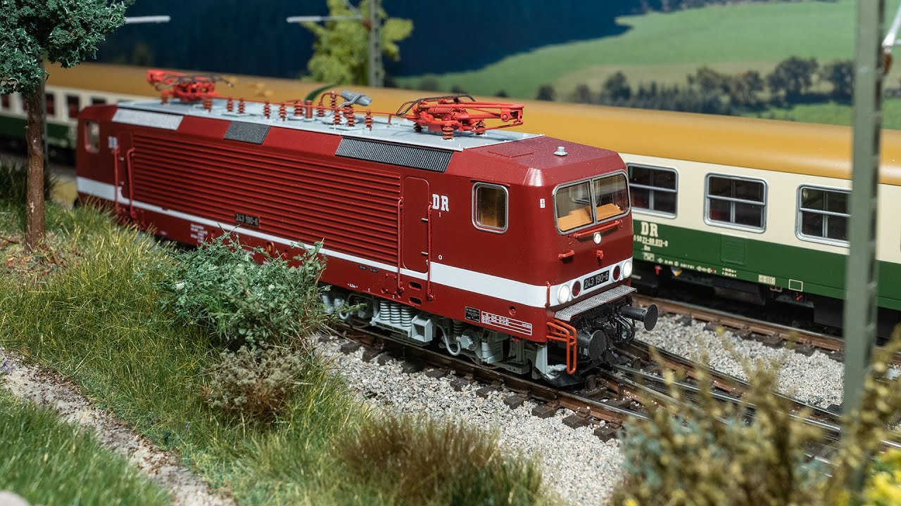 Roco BR 243 DR (79329) und Roco Halberstädter Schnellzugwagen (74800 ...