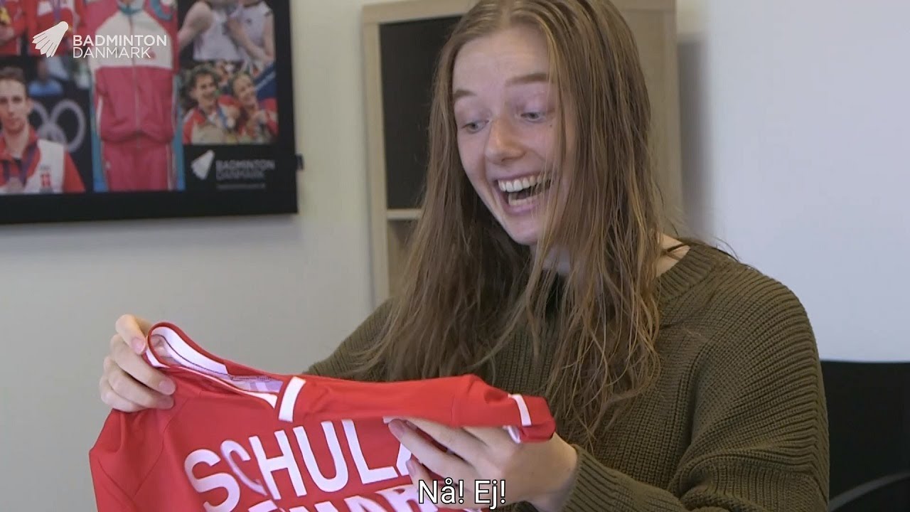 SURPRISE: Amalie Schulz Terp-Nielsen overrasket med sin Uber Cup ...