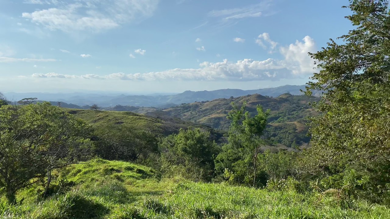 Groene heuvels bij Finca Pipilacha in Miramar - YouTube