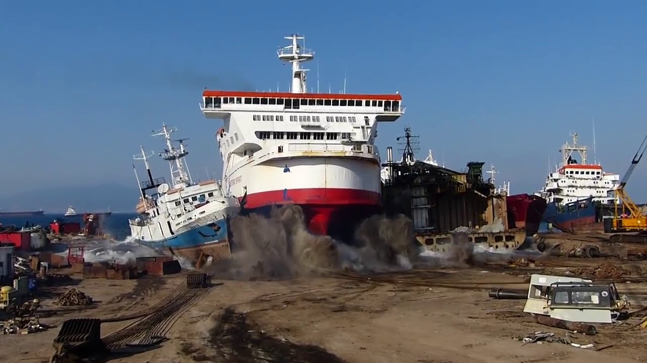 How To Crash & Destroy A Ship - Amazing Footage - YouTube