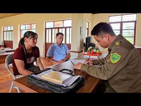Thu went to the police station with Hoi to report the robbery she had just experienced.