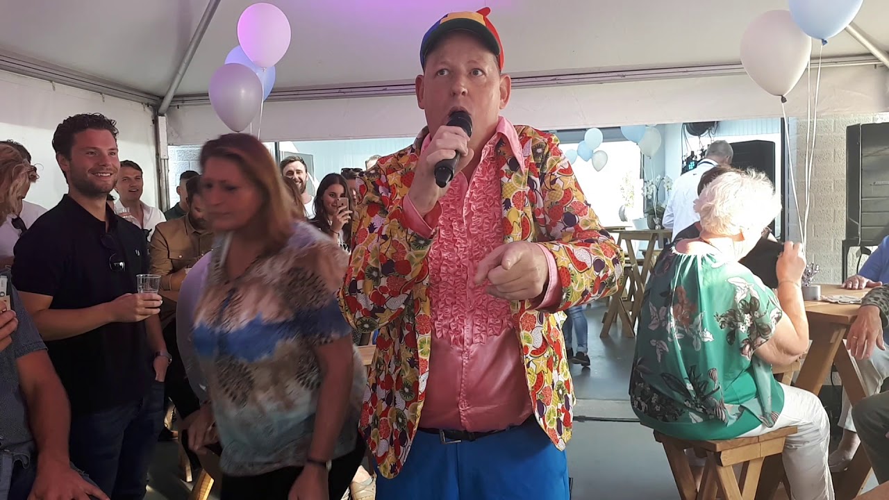André Pronk (Idols) zingt bij opening FlakkeeCenter - YouTube
