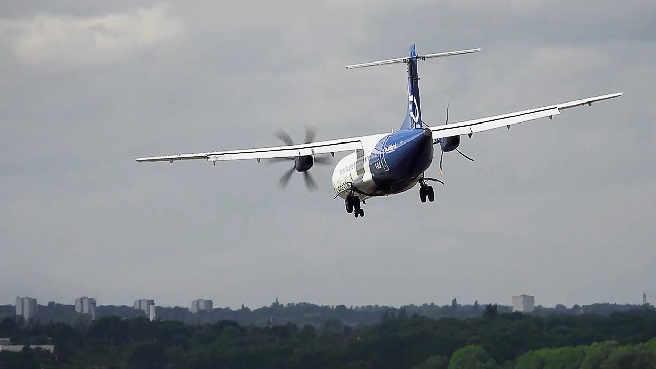 Plane Loses Engine After Takeoff - YouTube