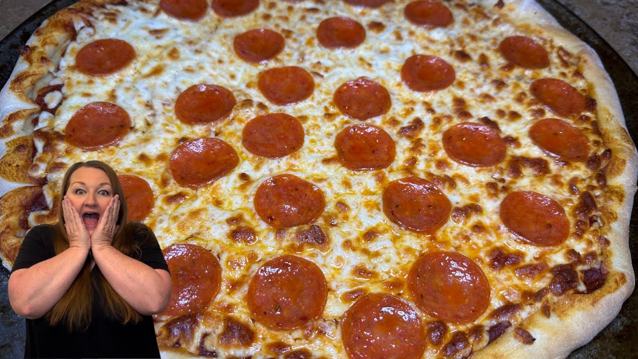 EASY AND DELICIOUS HOMEMADE PIZZA! - YouTube