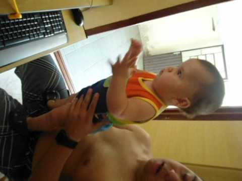 Lucas Dançando no colo do papai.avi