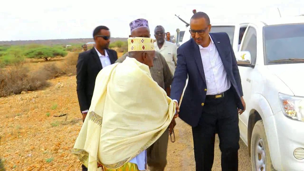 CALI XAAJI WARSAME OO SI DIIRAN LOOGU SOO DHAWEEYEY DEEGAANKA TUULO ...