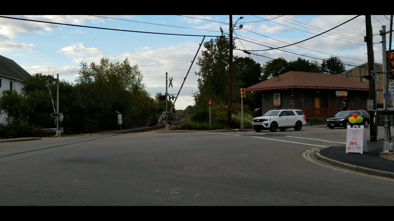 MBTA MPI F40PH-3C #1075 with horn show!! - YouTube