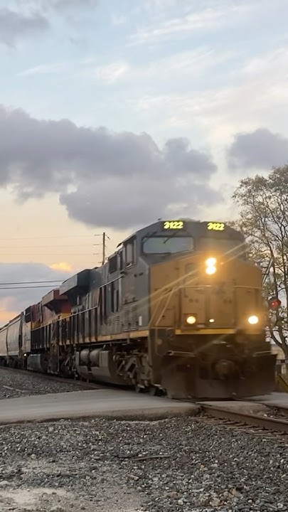 CSX 3122 leading NS 143 by Leesburg Indiana - YouTube