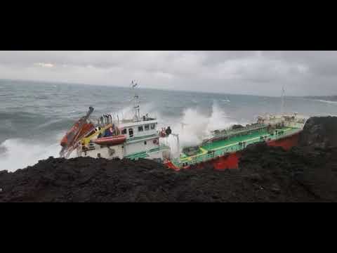 Le navire mauricien Tresta Star échoué sur la côte réunionnaise - YouTube