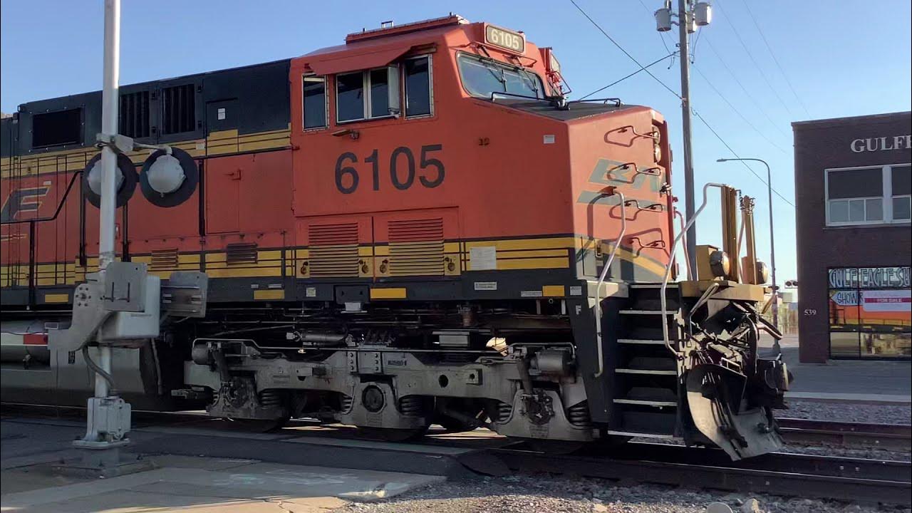 BNSF 6105 leads Westbound X Train. - YouTube