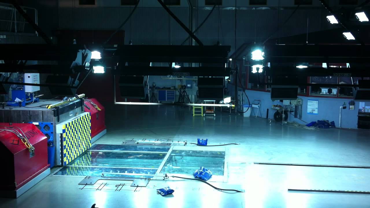 Volvo XC70 crash test - YouTube
