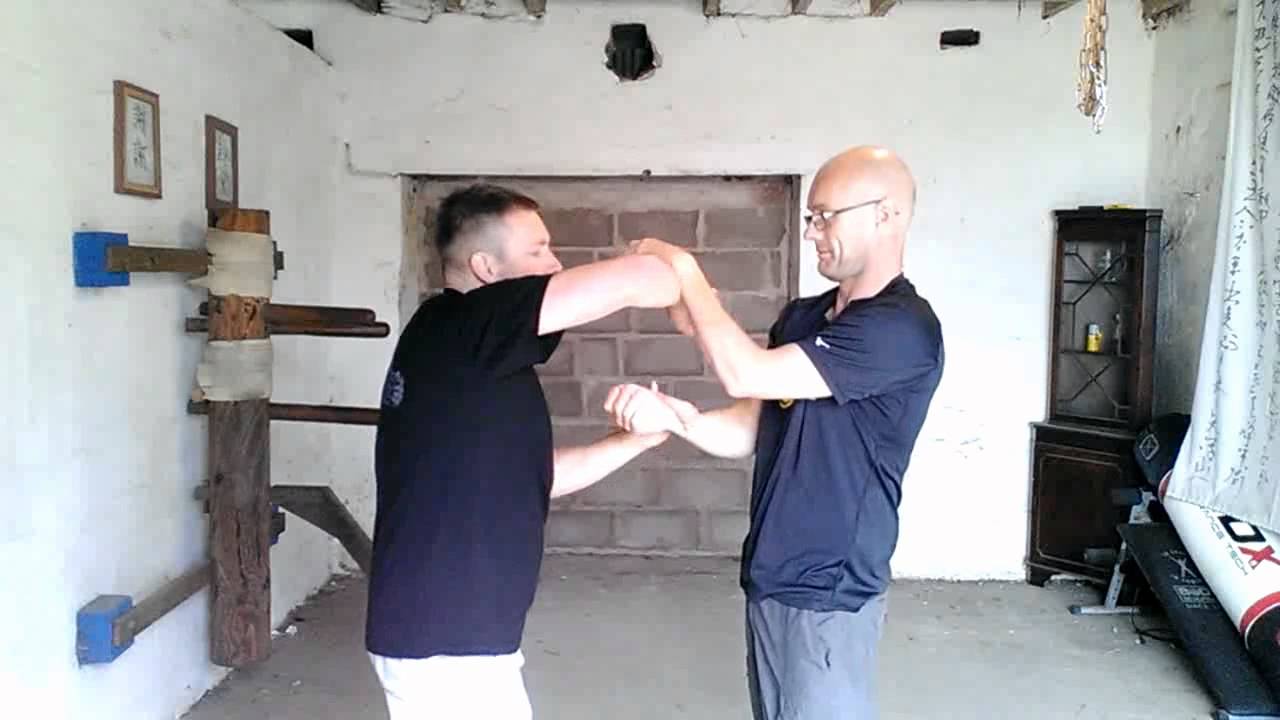 Wing chun Basic chi sau Application from biu tze form - YouTube