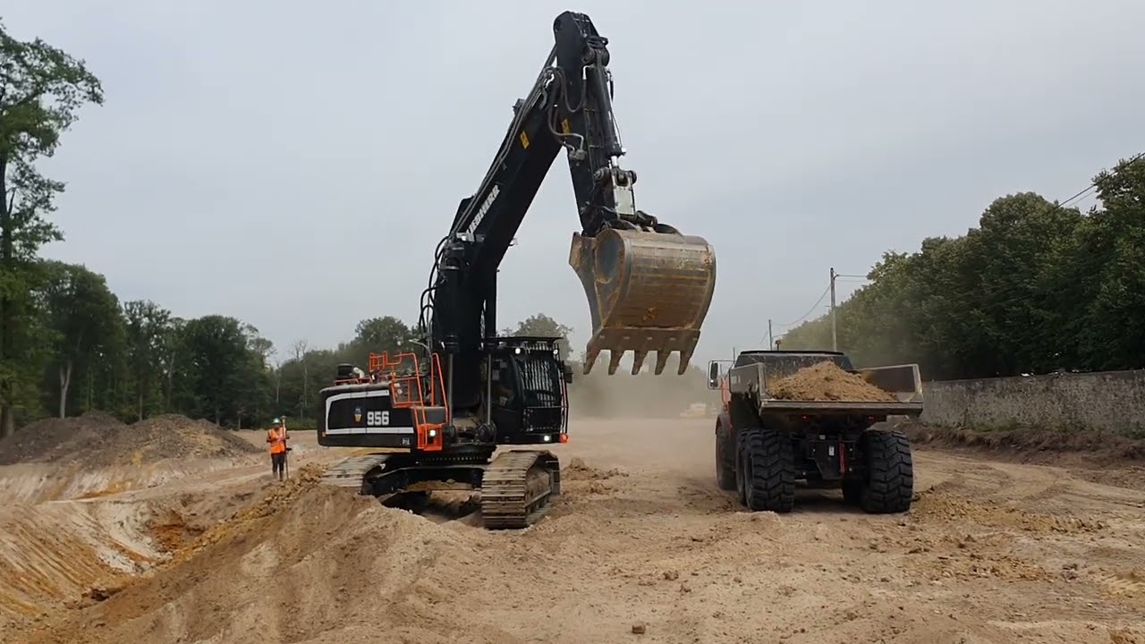 Liebherr R956 Wiame TP loading Volvo ADT A30G - YouTube